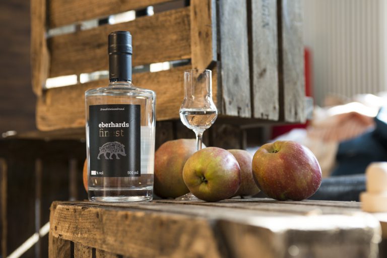 Obstbrand „Roter Boskop” auf Holzkiste von eberhards finest. Der edle ...